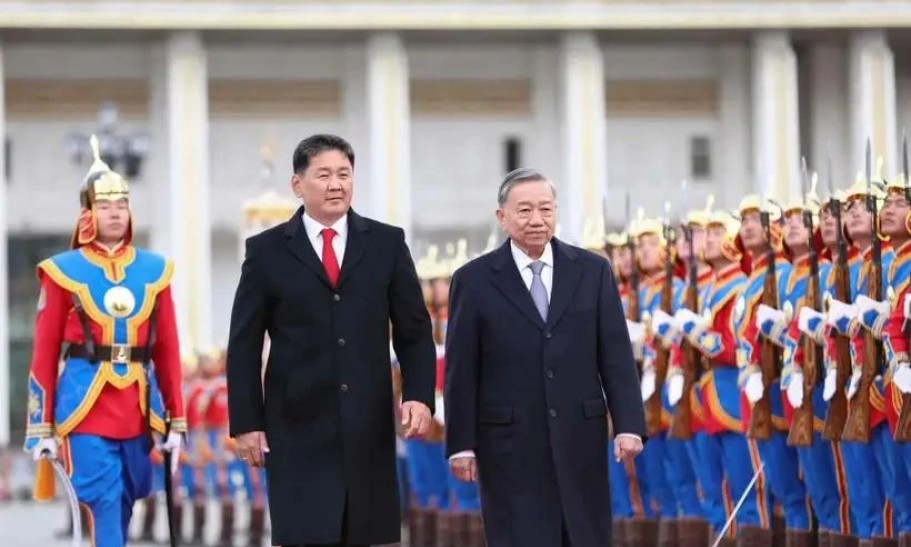 苏林总书记、国家主席出席蒙古国总统呼日勒苏赫在苏赫巴托广场举行的欢迎仪式 - 中文页面 - 中文页面