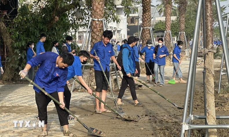 Huế: Huy động lực lượng chung tay tổng vệ sinh đường phố sau mưa lũ - Báo và Đài Phát thanh ...